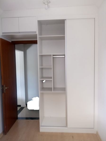 Guarda roupa embutido com maleiro lateral - MWJ Móveis Decorativos