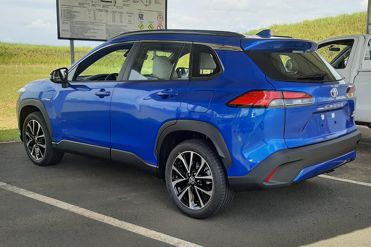 O raro Toyota Corolla Cross azul que só quem paga R$ 180.000 pode levar ...