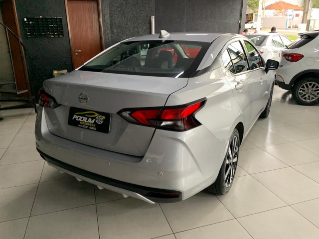 Podium Multimarcas - 2022 Nissan Versa 1.6 Exclusive CVT Prata Completo ...